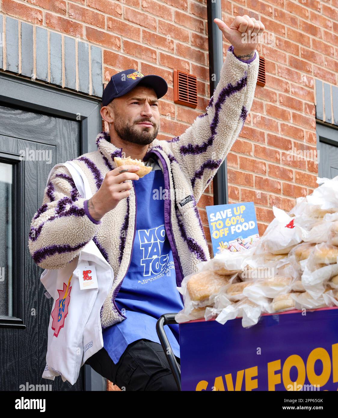 EDITORIAL USE ONLY Jake Quickenden helps distribute 580 meals in ...