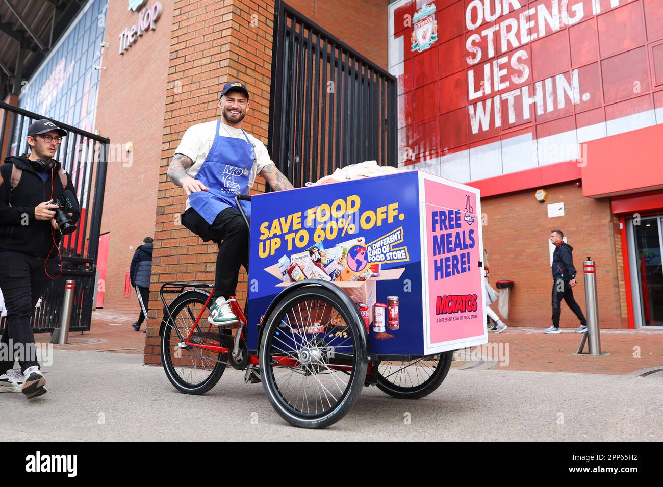 EDITORIAL USE ONLY Jake Quickenden helps distribute 580 meals in ...