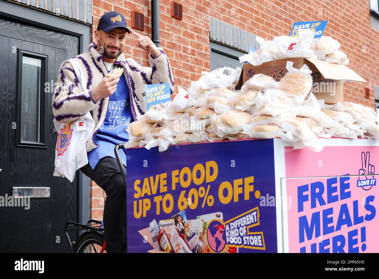 EDITORIAL USE ONLY Jake Quickenden helps distribute 580 meals in ...