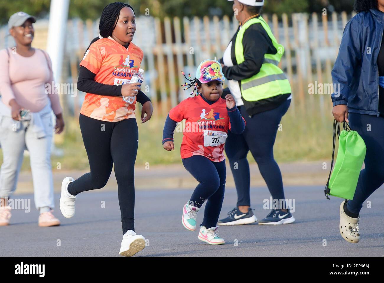 (230422) -- GABORONE, April 22, 2023 (Xinhua) -- Children take part in ...