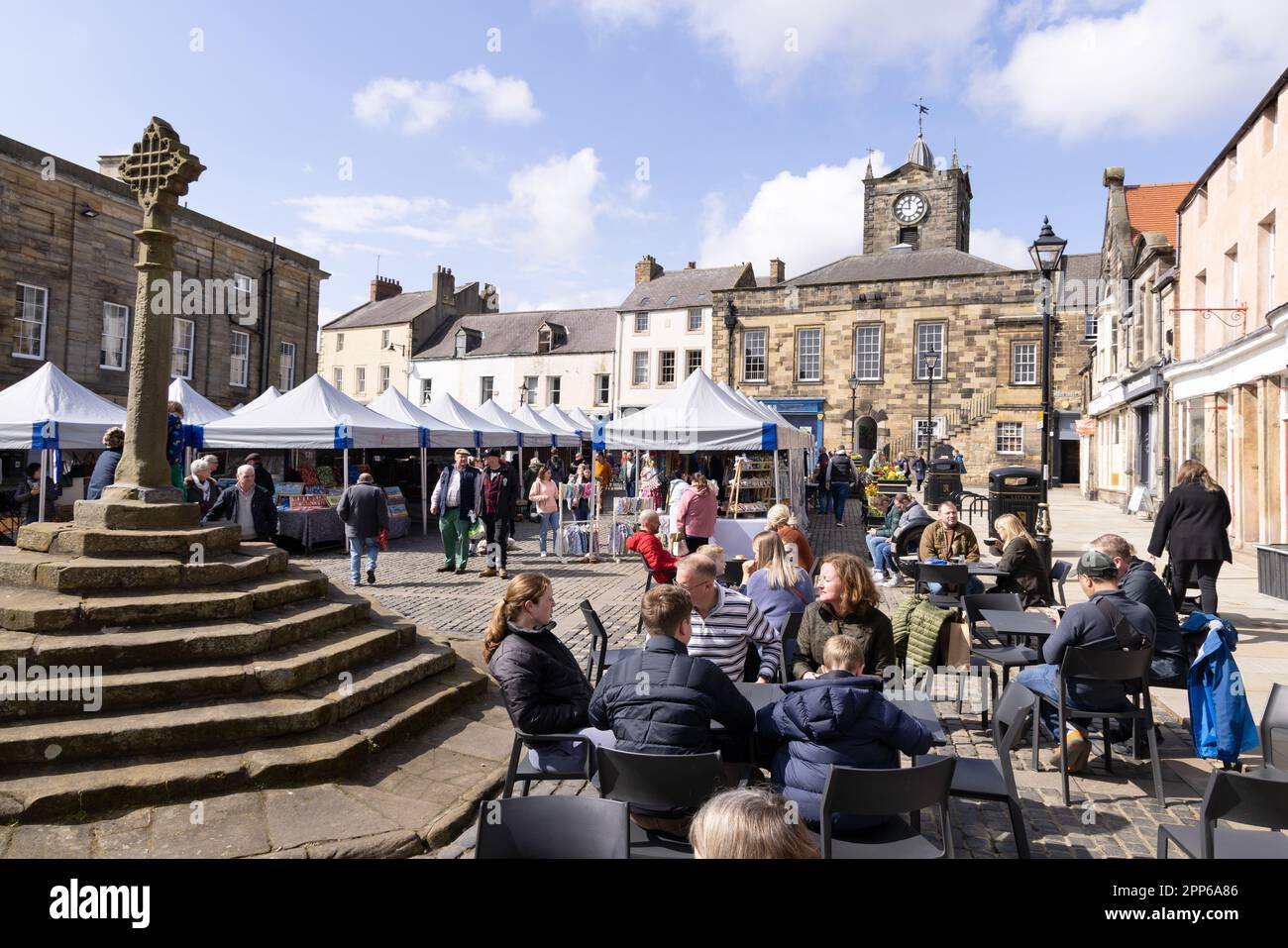 Alnwick market; people shopping at market stalls in the Market Square ...