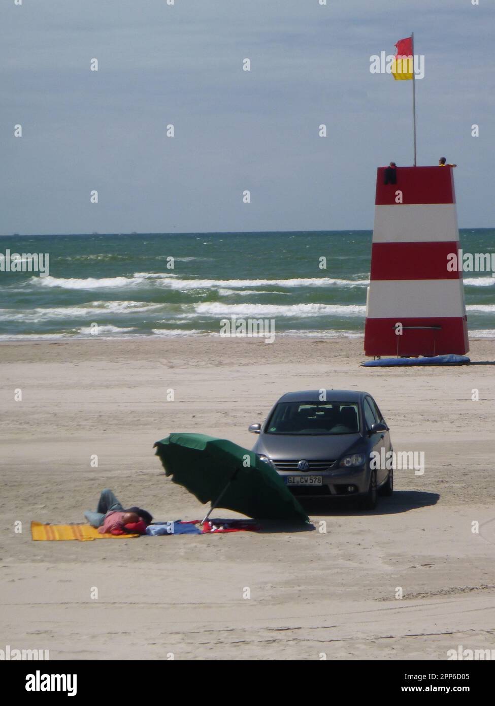 Mit dem auto am strand hi-res stock photography and images - Alamy