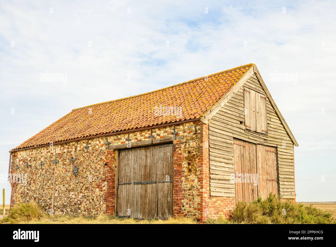 An old coal barn. Thornham Old Harbour, England, UK Stock Photo - Alamy