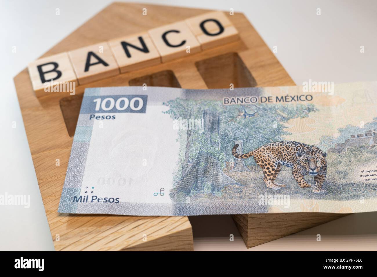 1000 Mexican pesos banknote and Bank of Mexico symbol, Financial and ...