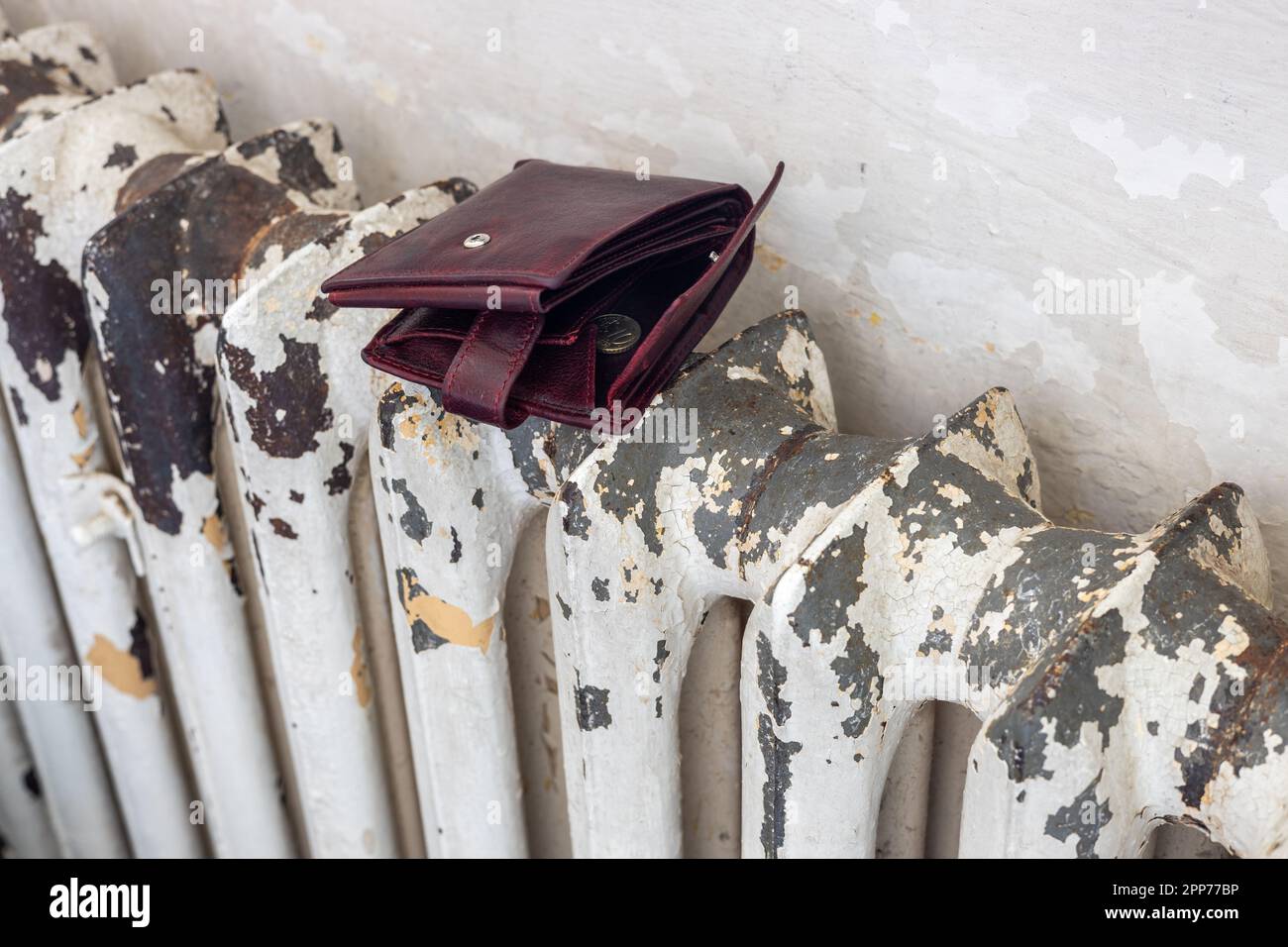 Empty wallet on an old shabby radiator, Concept Living in poverty ...