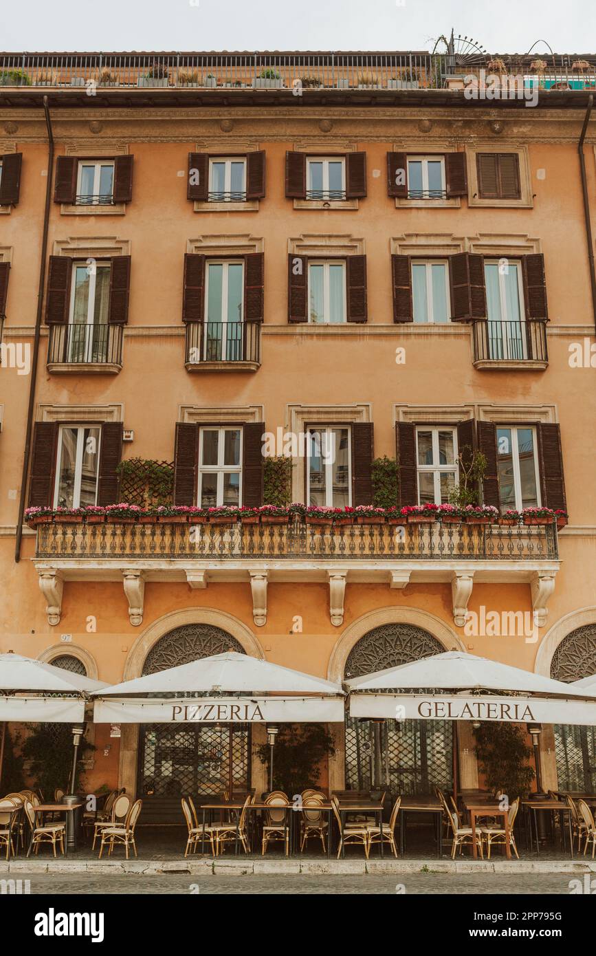 Charming old-world Roman cafe in Piazza Navona Stock Photo - Alamy