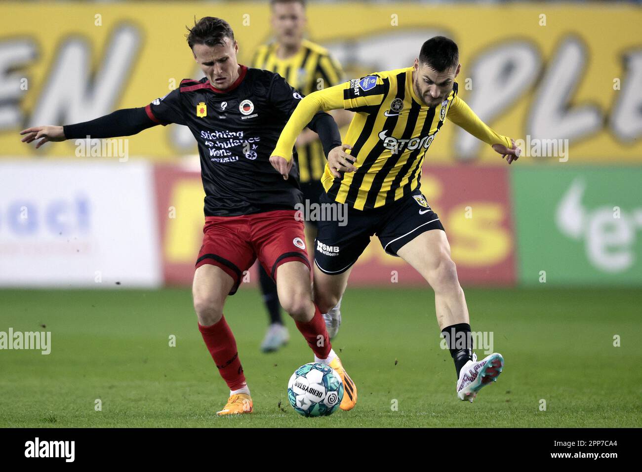 ARNHEM - (lr) Peer Koopmeiners of sbv Excelsior, Matus Bero of Vitesse ...