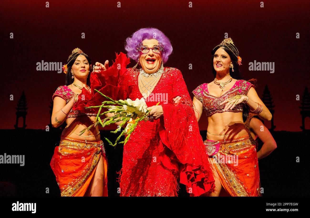 Barry Humphries (Dame Edna Everage) in EAT PRAY LAUGH! at the London ...