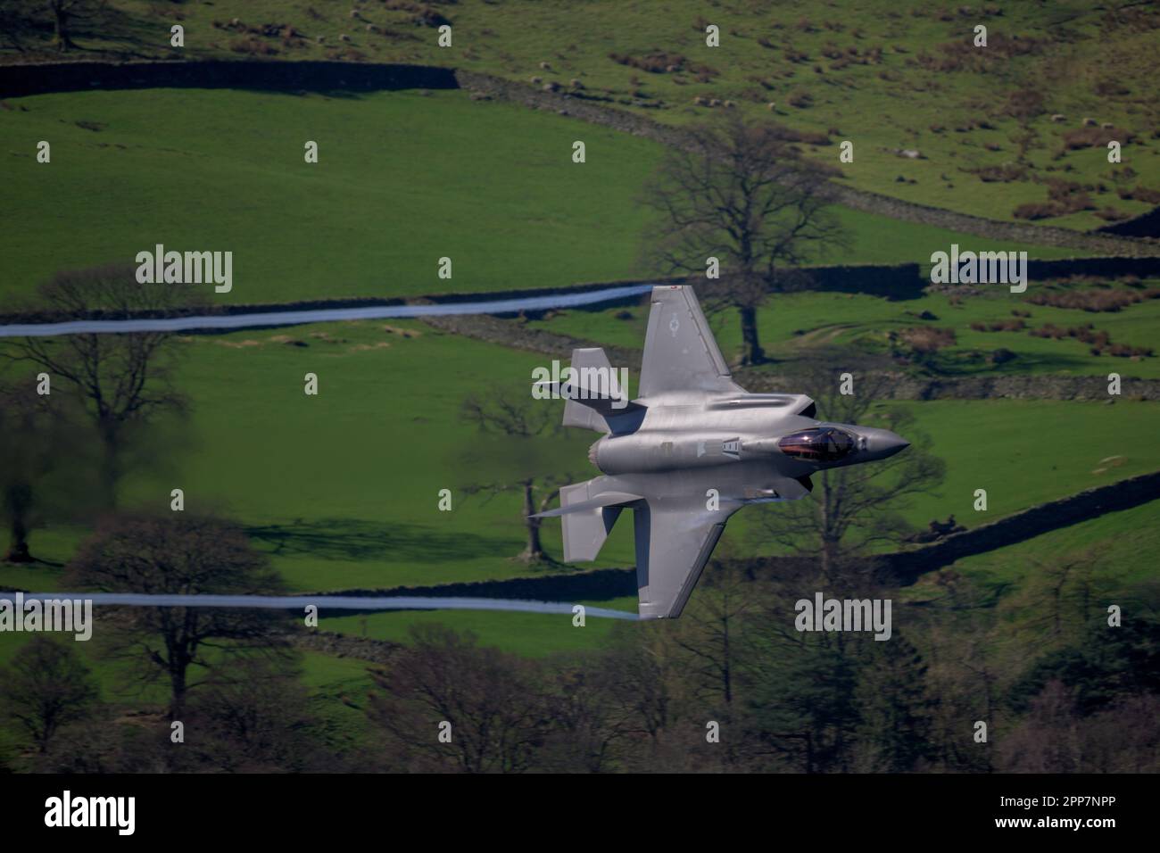 USAF F-35A Lightning II "Valor" flight from RAF Lakenheath 495th ...