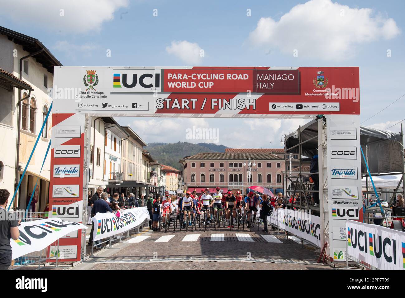 Road start finish hi-res stock photography and images - Alamy