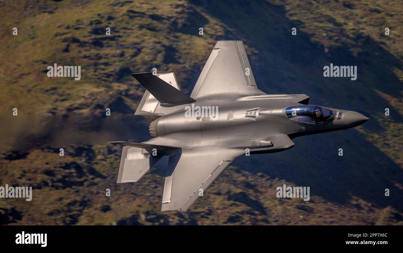 USAF F-35A Lightning II "Valor" flight from RAF Lakenheath 495th ...