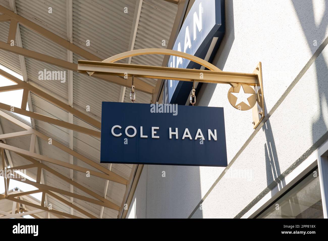 Cole haan logo hi-res stock photography and images - Alamy