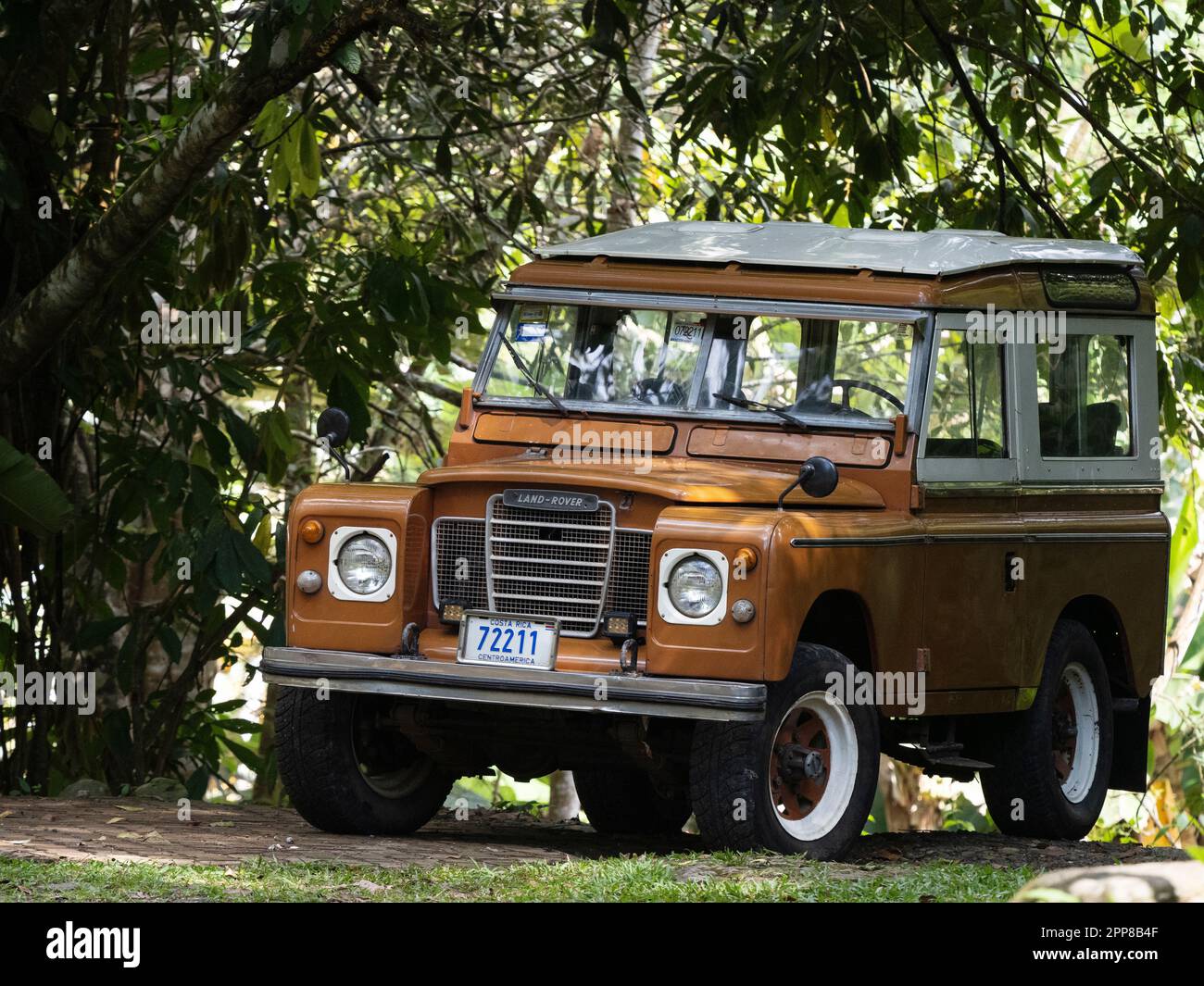 Land Rover Defender, Villa Lapas, Costa Rica Stock Photo - Alamy