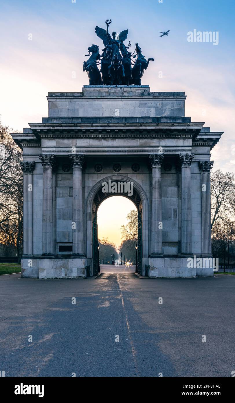 Sunrise over Wellington Arch, Hyde Park Corner Underground Station ...