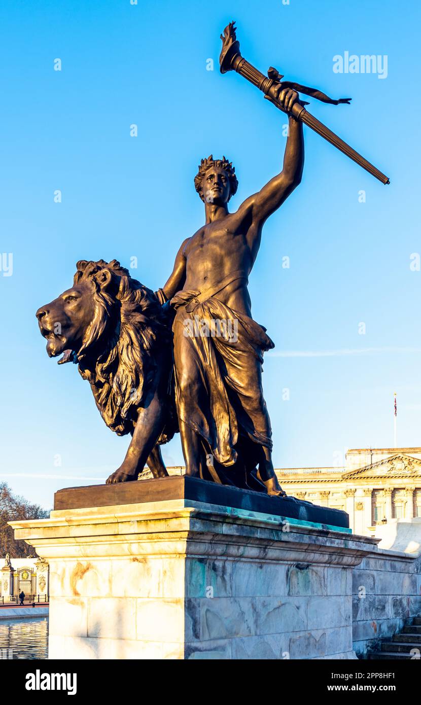 Victoria Memorial, Buckingham Palace, St James's Park, London, England ...