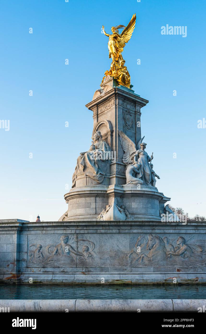 Victoria Memorial, Buckingham Palace, St James's Park, London, England ...