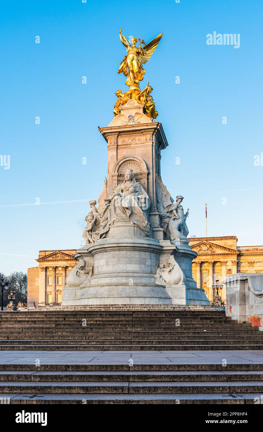 Victoria Memorial, Buckingham Palace, St James's Park, London, England Stock Photo - Alamy