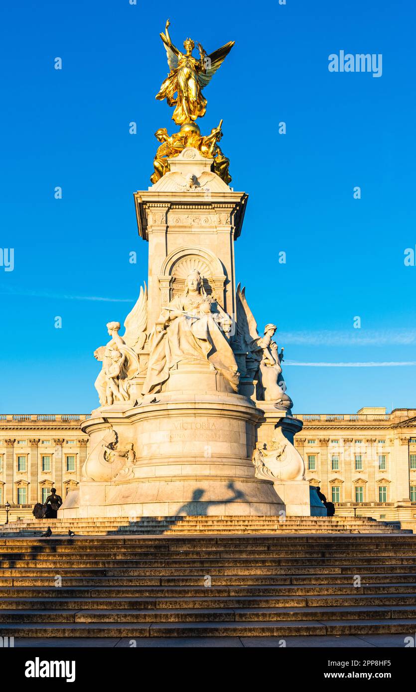 Victoria Memorial, Buckingham Palace, St James's Park, London, England Stock Photo - Alamy