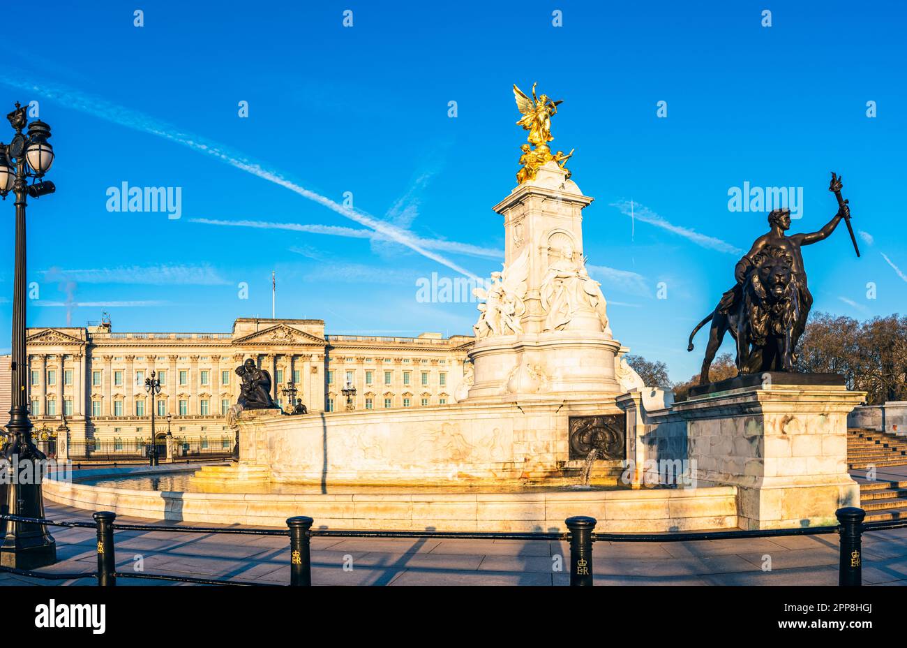 Victoria Memorial, Buckingham Palace, St James's Park, London, England Stock Photo - Alamy
