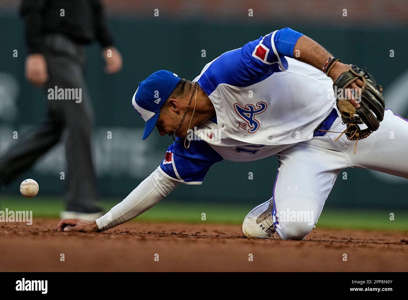 Atlanta Braves shortstop Vaughn Grissom (18) makes a fielding error ...