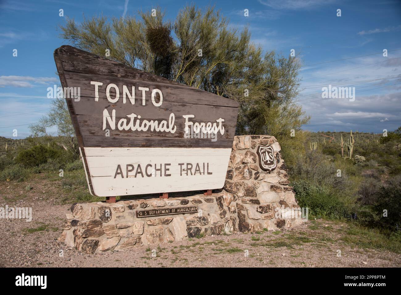 Scenic landscape view along historic Apache Trail to Tortilla Flat ...