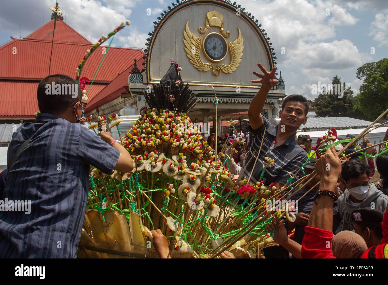 Yogyakarta, Indonesia. 22nd Apr, 2023. People scramble to get 'Gunungan ...