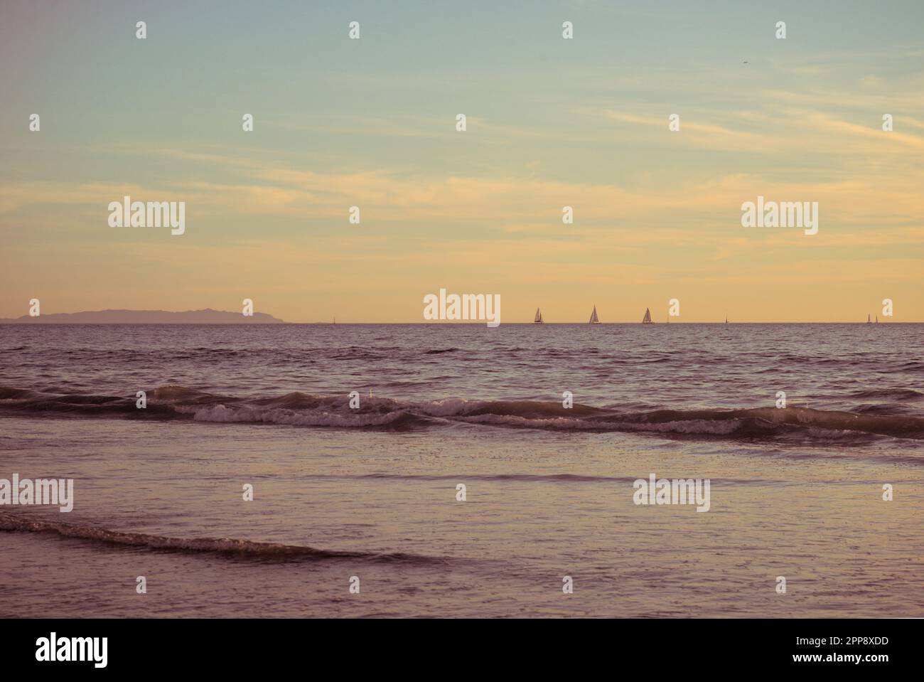 Beautiful vista seascape of Pacific Ocean with sailboats & Cataline ...