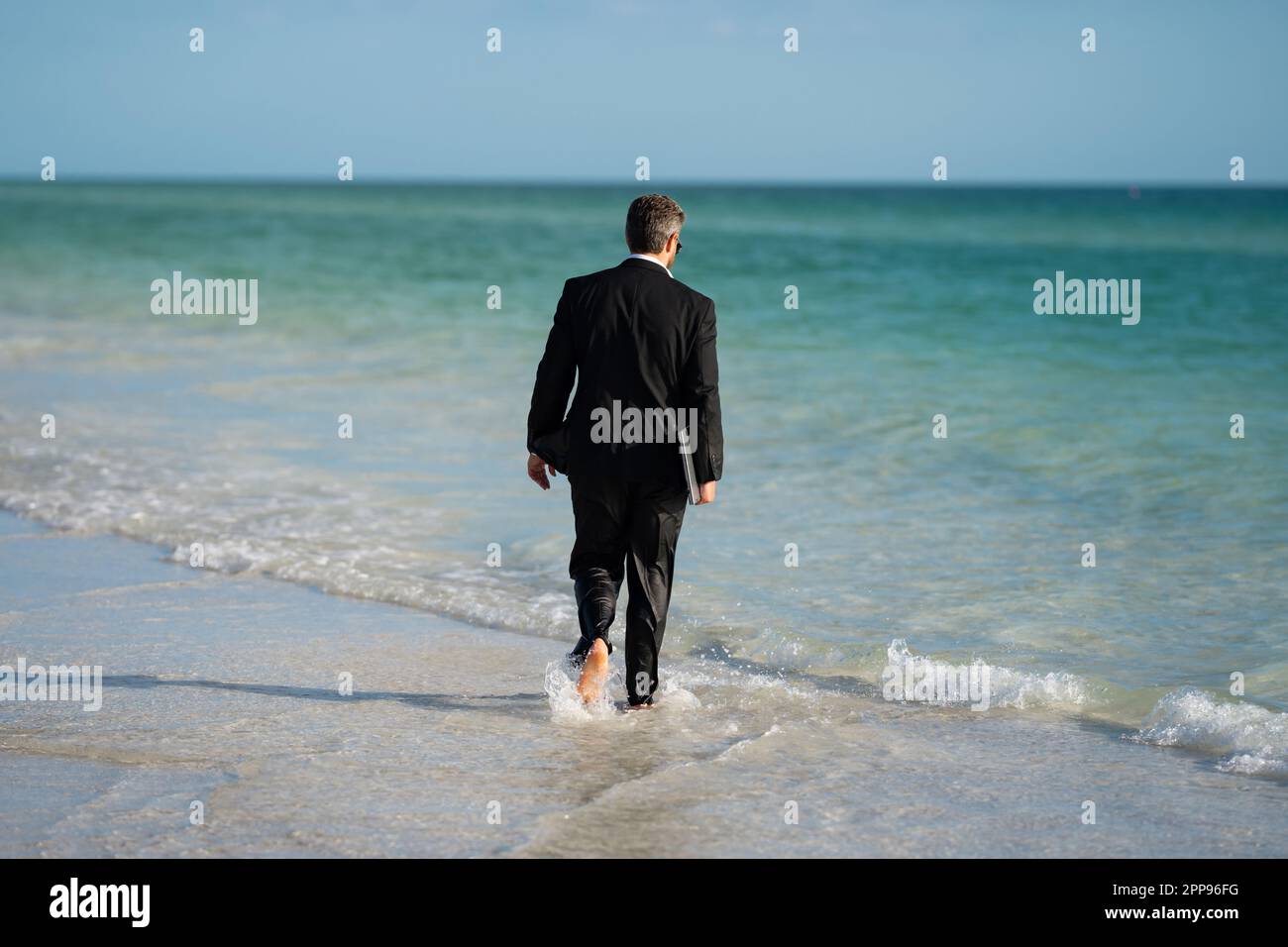 Summer business travel. Business success. Freelance work, distance ...