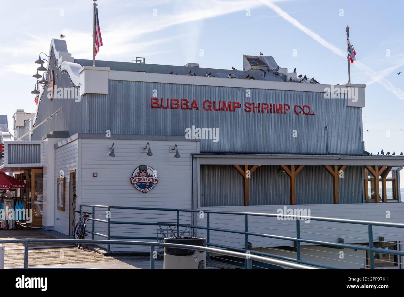 The iconic Bubba Gump shrimp restuarant located on Santa Monica pier in ...