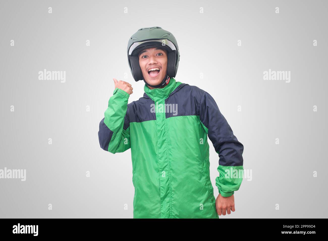 Portrait of Asian online taxi driver wearing green jacket and helmet ...