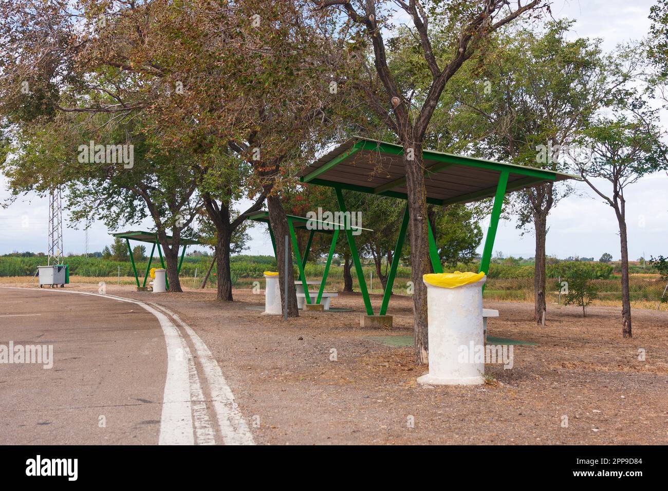 Roadside picnic area picnic bench hi-res stock photography and images ...