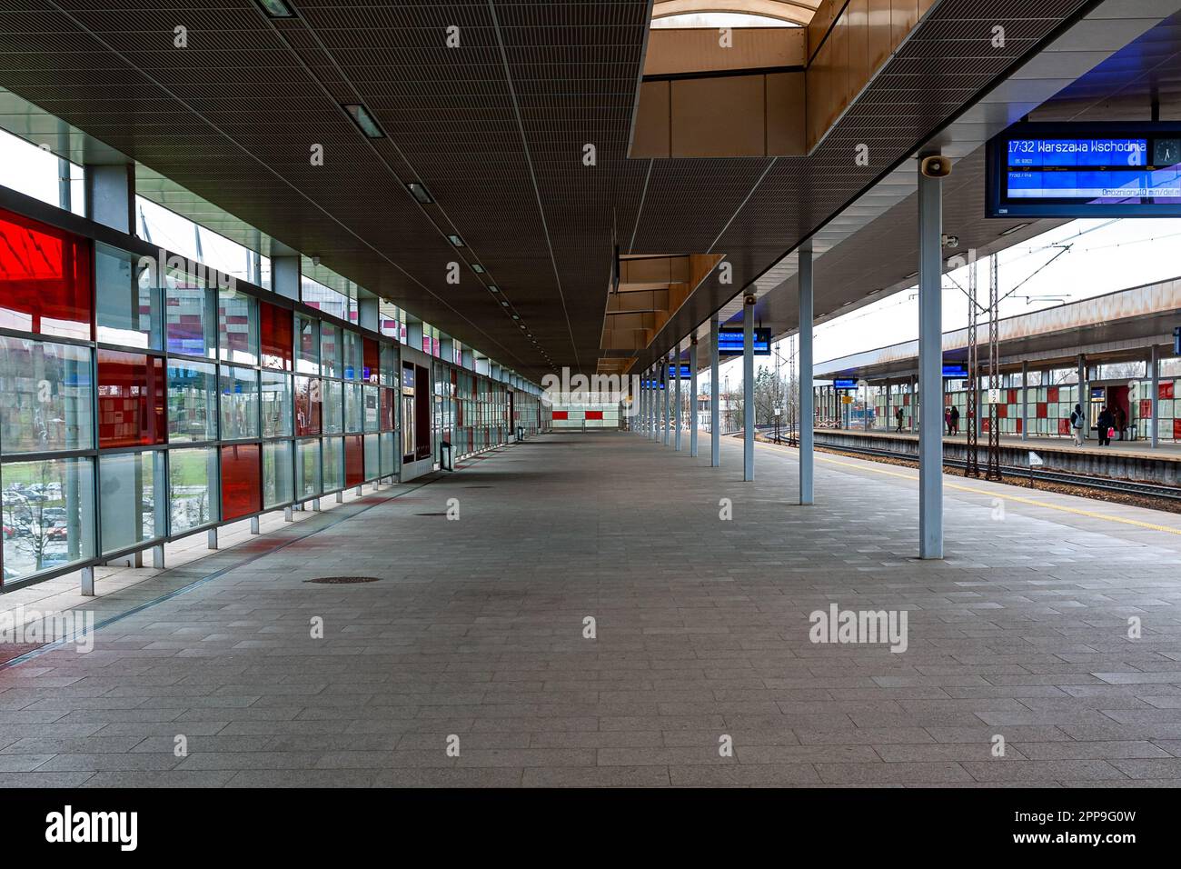 Queue rail platform hi-res stock photography and images - Alamy