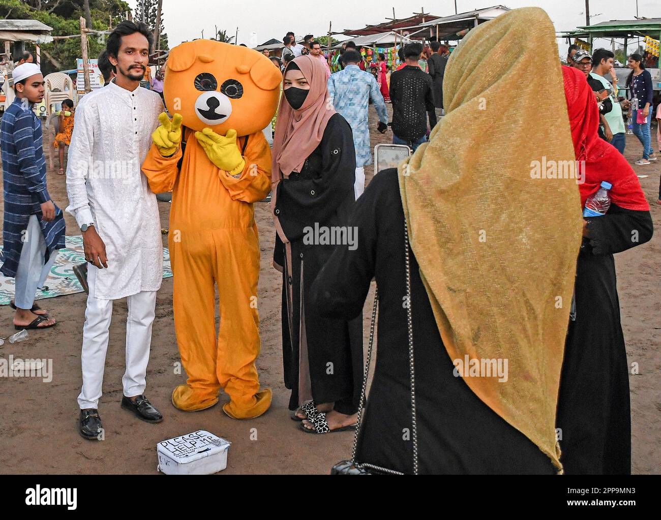 Mumbai, India. 22nd Apr, 2023. A Muslim man (L) and a woman (R) pose ...