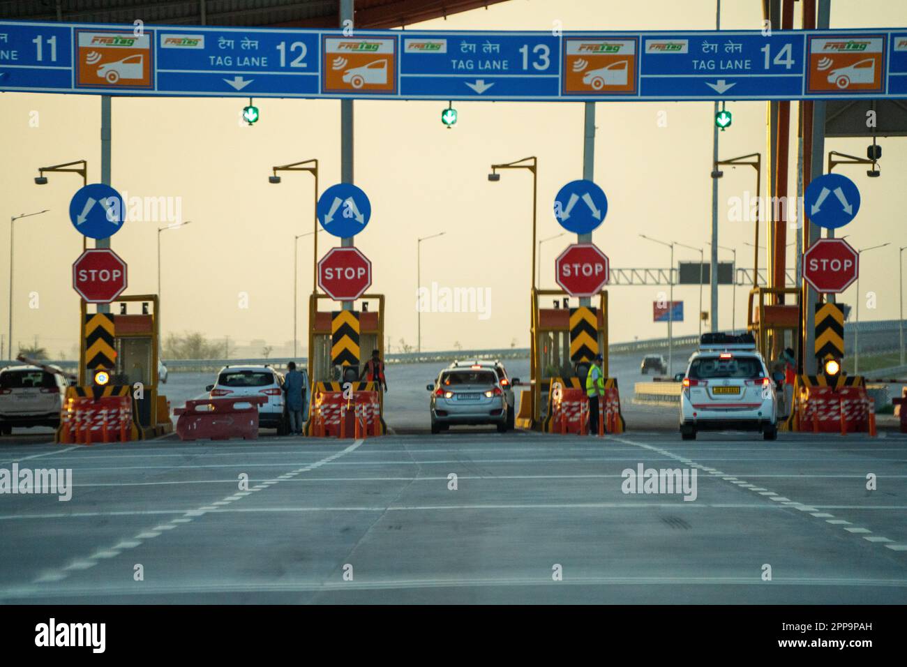 huge toll booth set up on delhi, jaipur, surat, baroda, mumbai highway ...