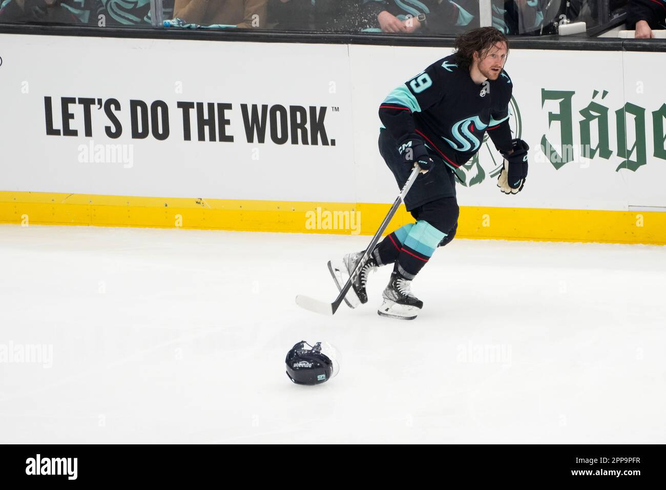 Seattle Kraken left wing Jared McCann (19) loses his helmet against the ...