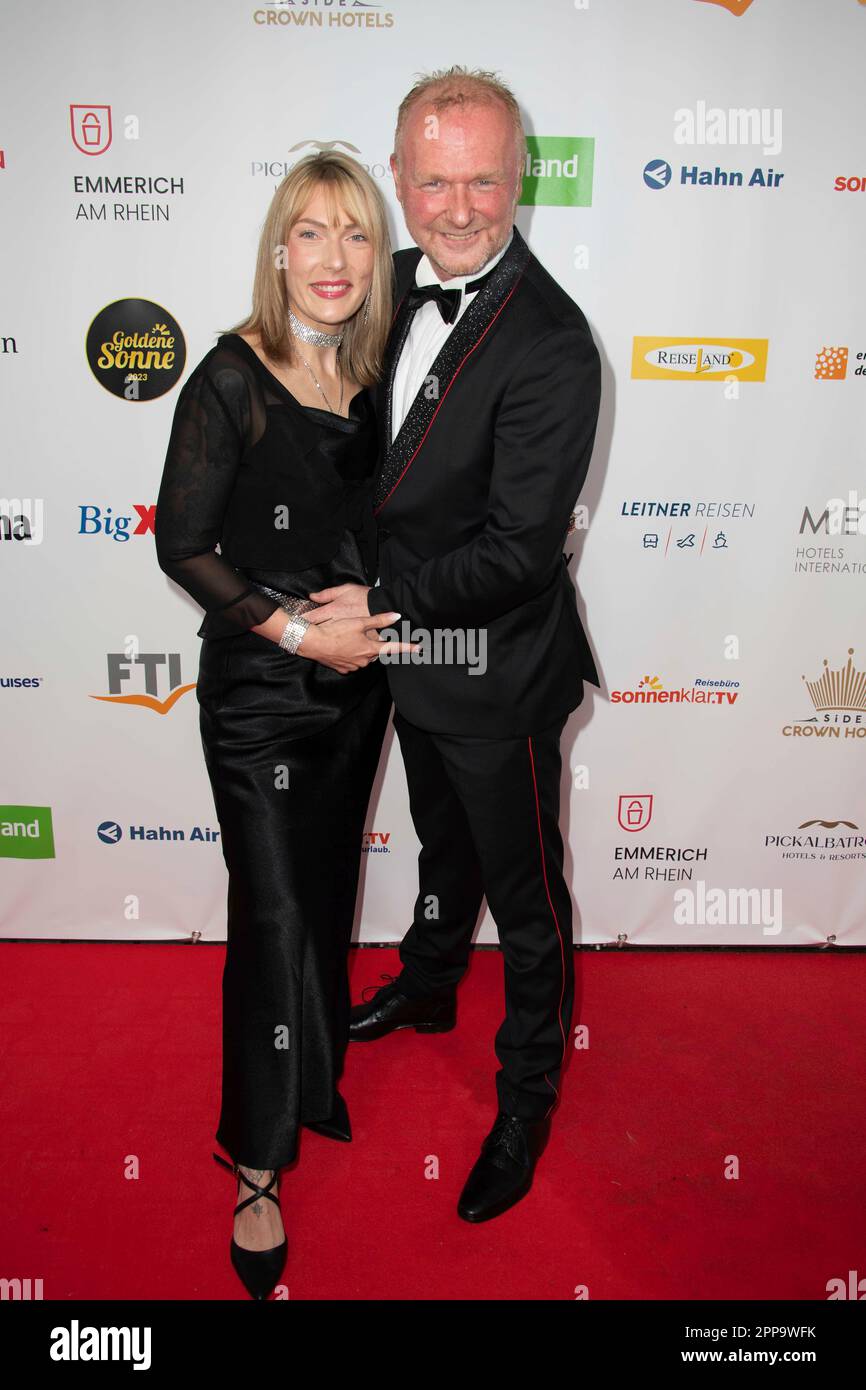 Calcar, Deutschland. 22nd Apr, 2023. Frank NEUNFELS, singer, and Sarah ...