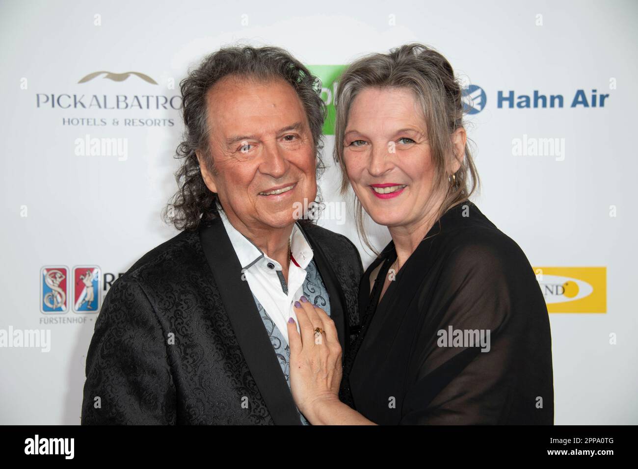Calcar, Deutschland. 22nd Apr, 2023. Chris ANDREWS, singer and wife ...