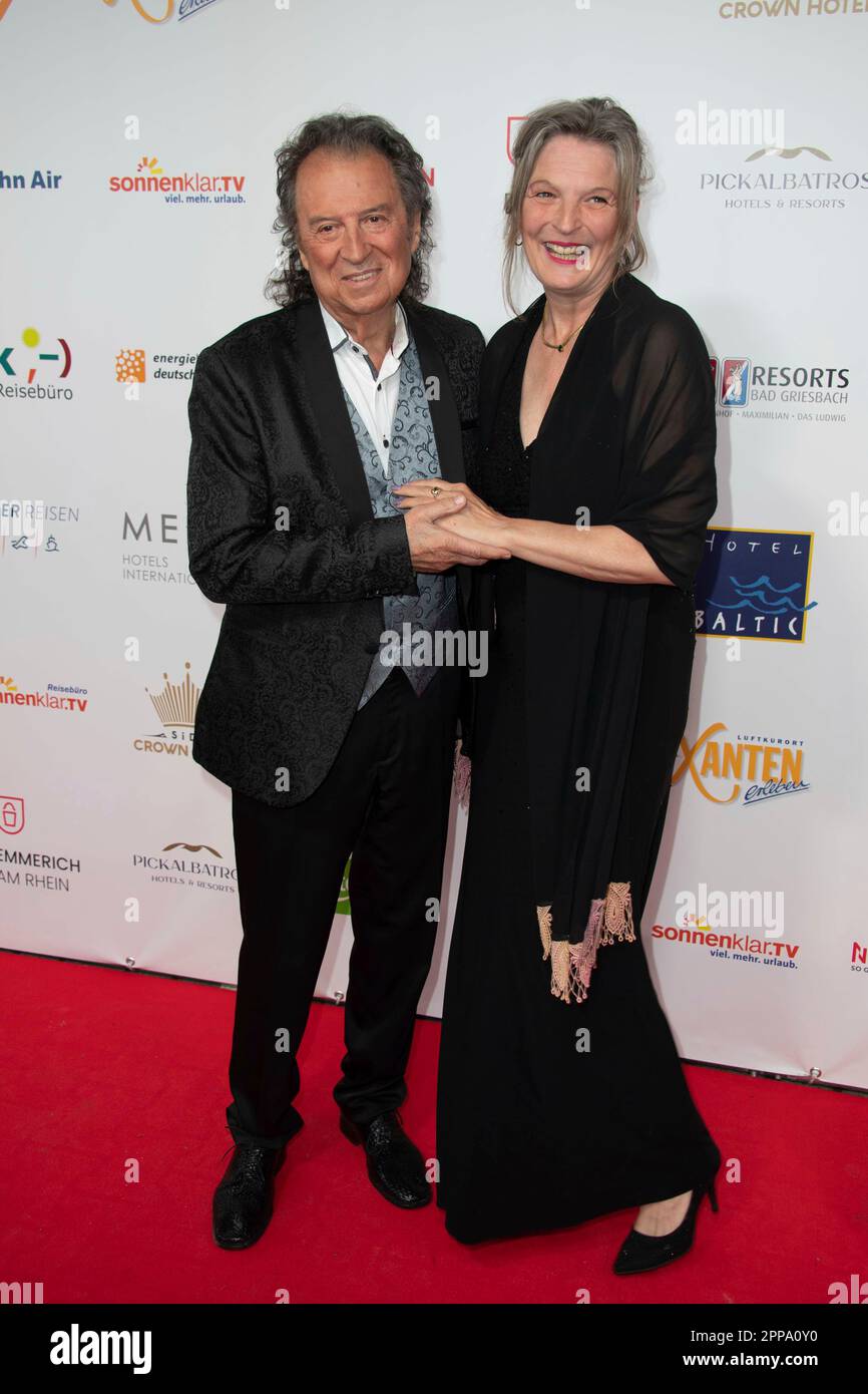 Calcar, Deutschland. 22nd Apr, 2023. Chris ANDREWS, singer and wife ...