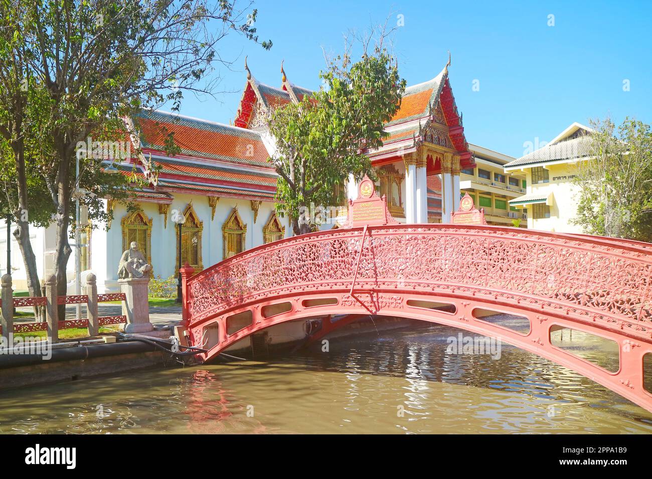 Impressive Bending Bridge Crossing a Canal inside Wat Benchamabophit ...
