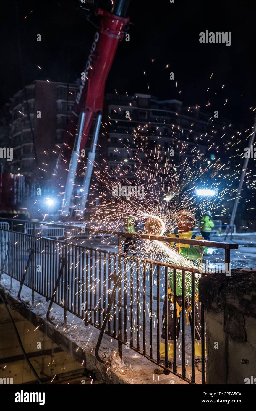 Construction workers working at night hi-res stock photography and ...