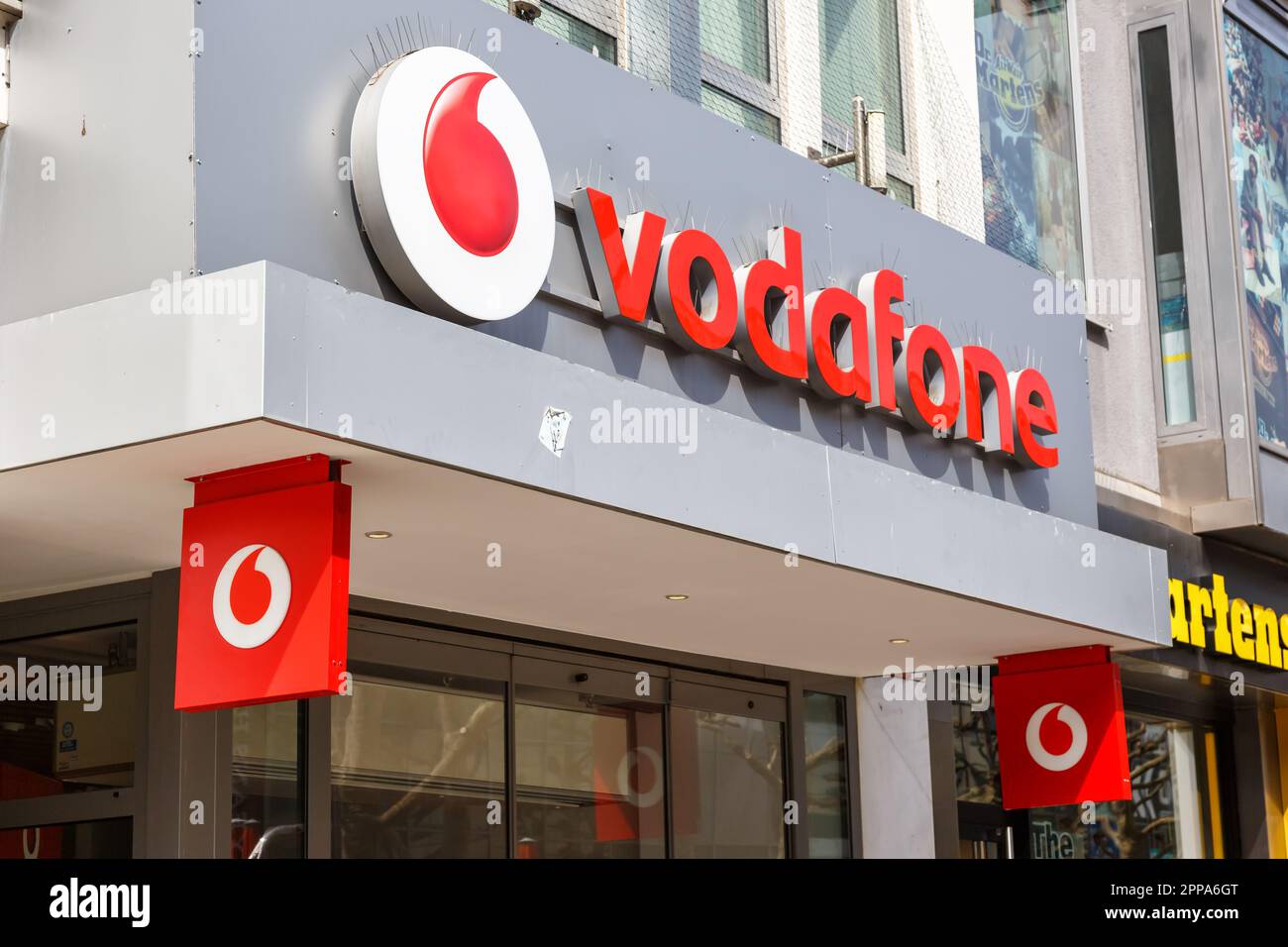 Mobile telephone shop hi-res stock photography and images - Alamy