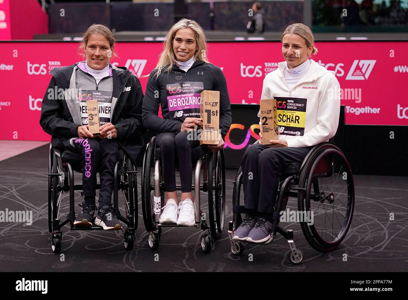 Women's wheelchair race winner Australia's Madison de Rozario, centre ...
