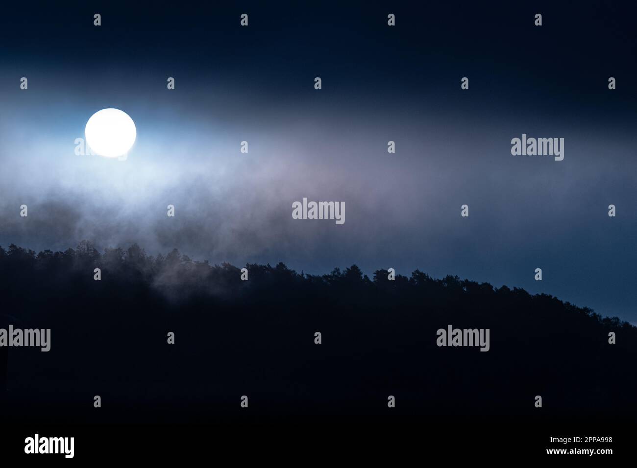 Sun rising over green grass hi-res stock photography and images - Alamy