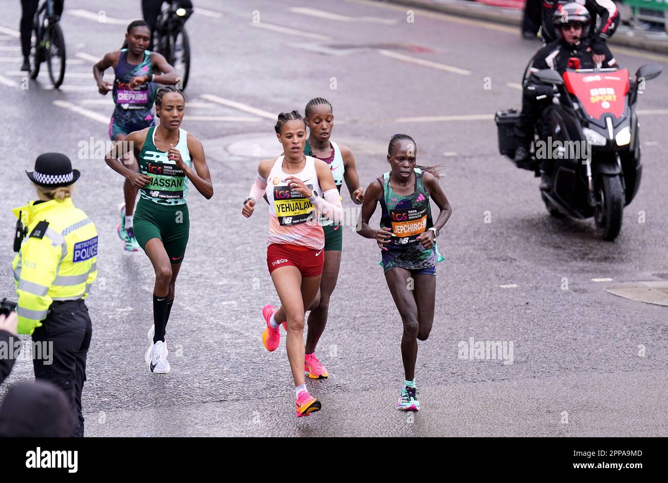 Athletes in the Women's elite race including eventual winner Sifan ...