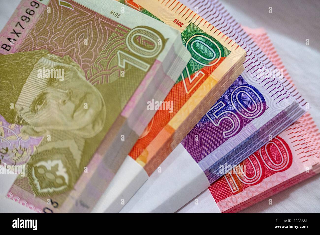 Pakistan 100 rupee note hi-res stock photography and images - Alamy