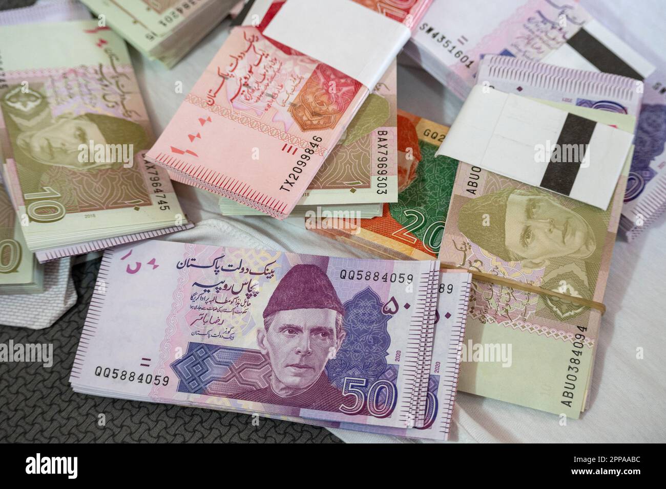 Pakistan rupee note hi-res stock photography and images - Alamy