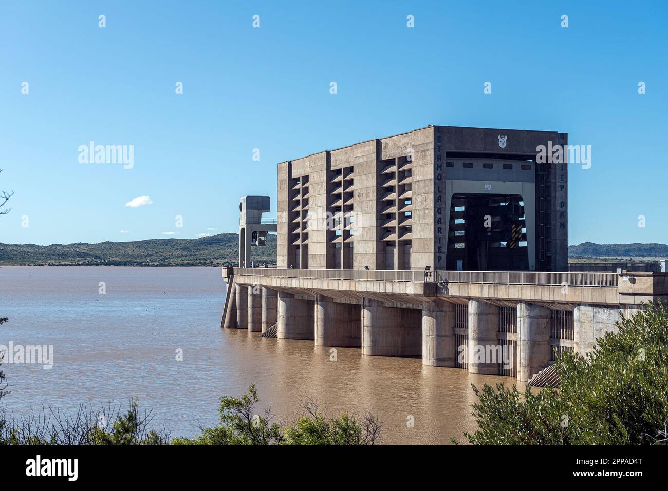 The Gariep Dam overflowing. A radial gate valve hoist structure is ...