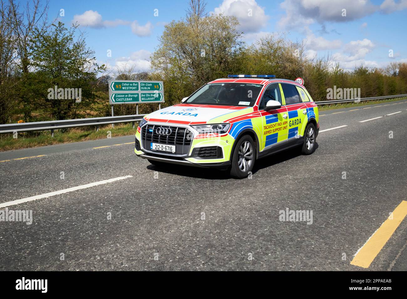 Tacaiocht faoi airm hi-res stock photography and images - Alamy