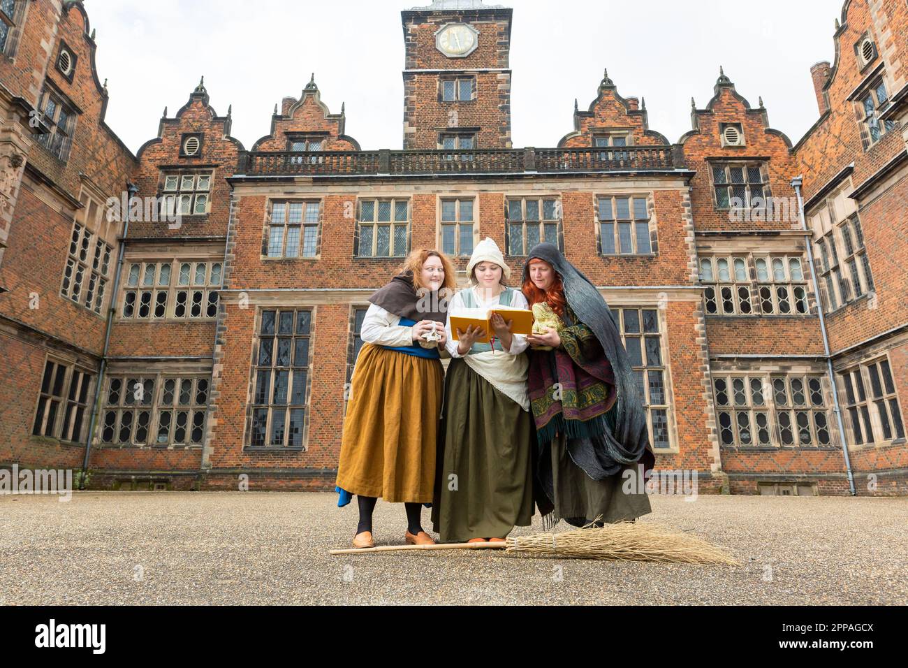 Three witches from macbeth hi-res stock photography and images - Alamy