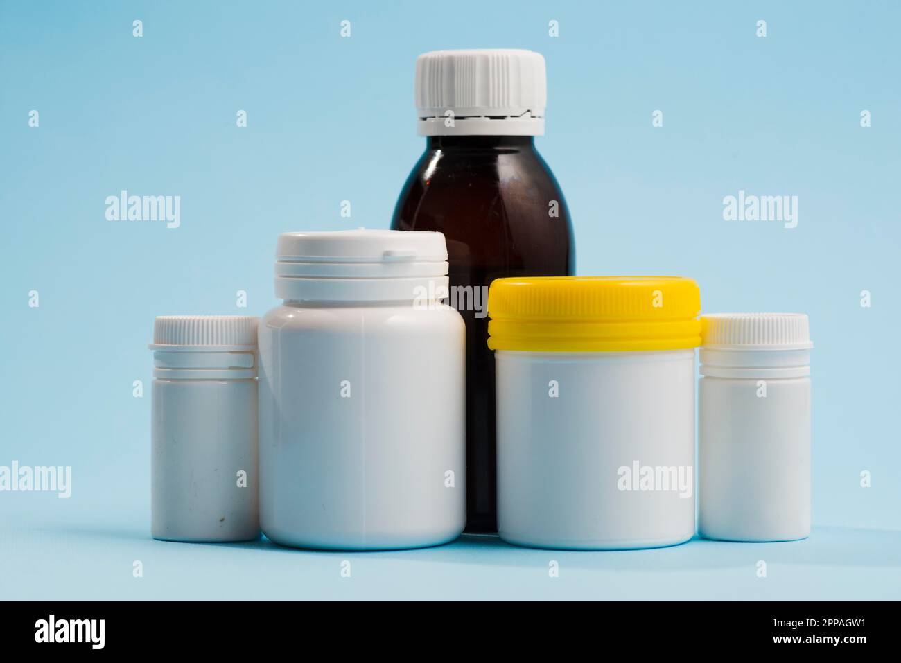 Pharmaceutical packaging pills bottles hi-res stock photography and ...